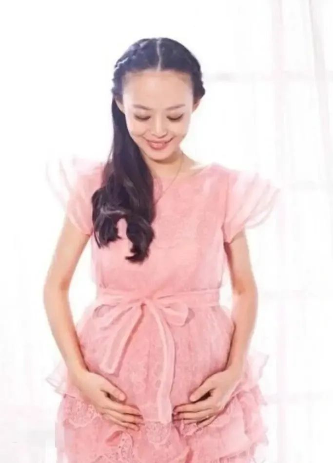 She was the beauty host of CCTV. She died shortly after giving birth. Her husband did not attend ...