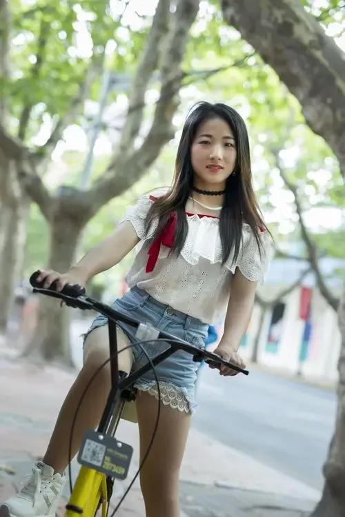 "Wei Yang Music Court" Ms. Li Hongbin's 15 San Songs - iNEWS