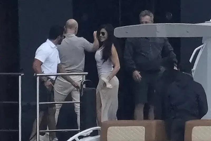 Bezos holds his girlfriend's hands and pats his buttocks like a ...