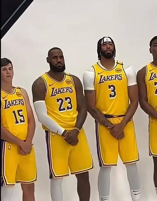 Lakers training camp situation! LeBron James keeps giving chicken soup ...