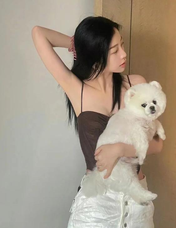 Female star's recent sharing: Slim waist, beautiful back, fair skin, good figure, spring is ...