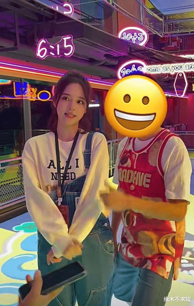 22-year-old Ouyang Nana took a group photo with an internet celebrity in her solo exhibition ...