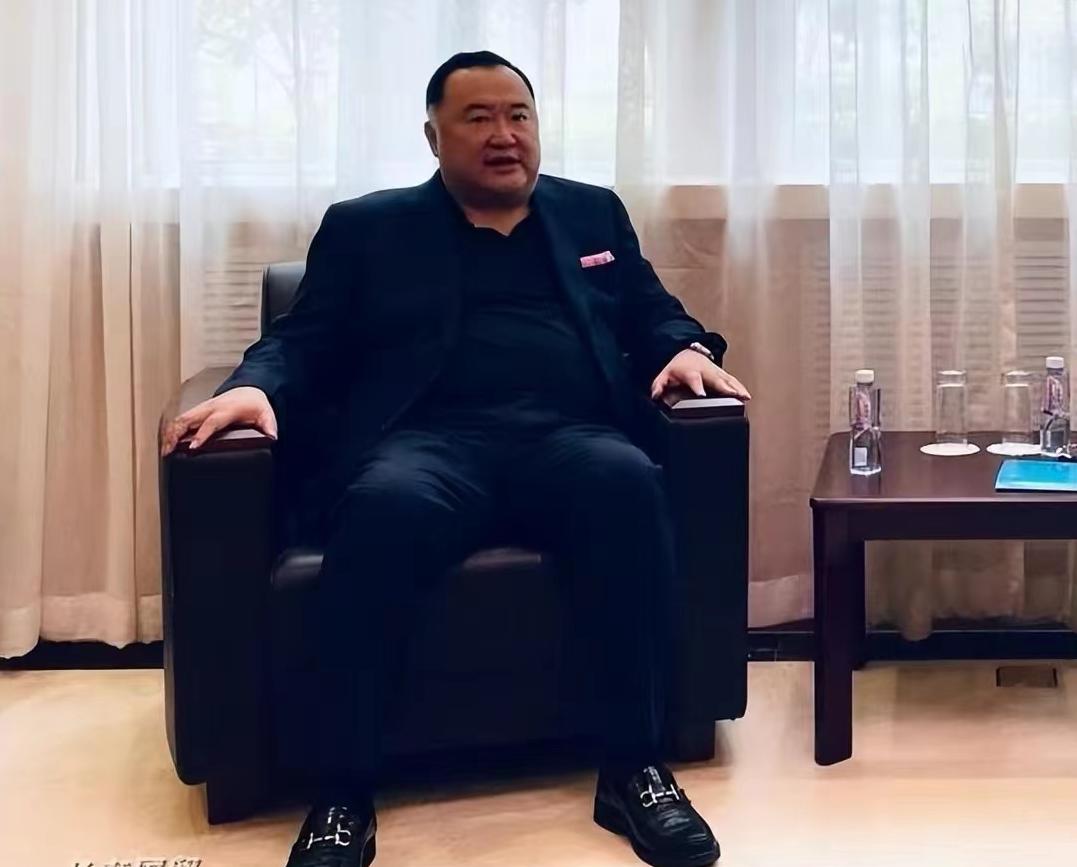 Yang Lan's rich husband makes a rare appearance, with obvious fat belly ...