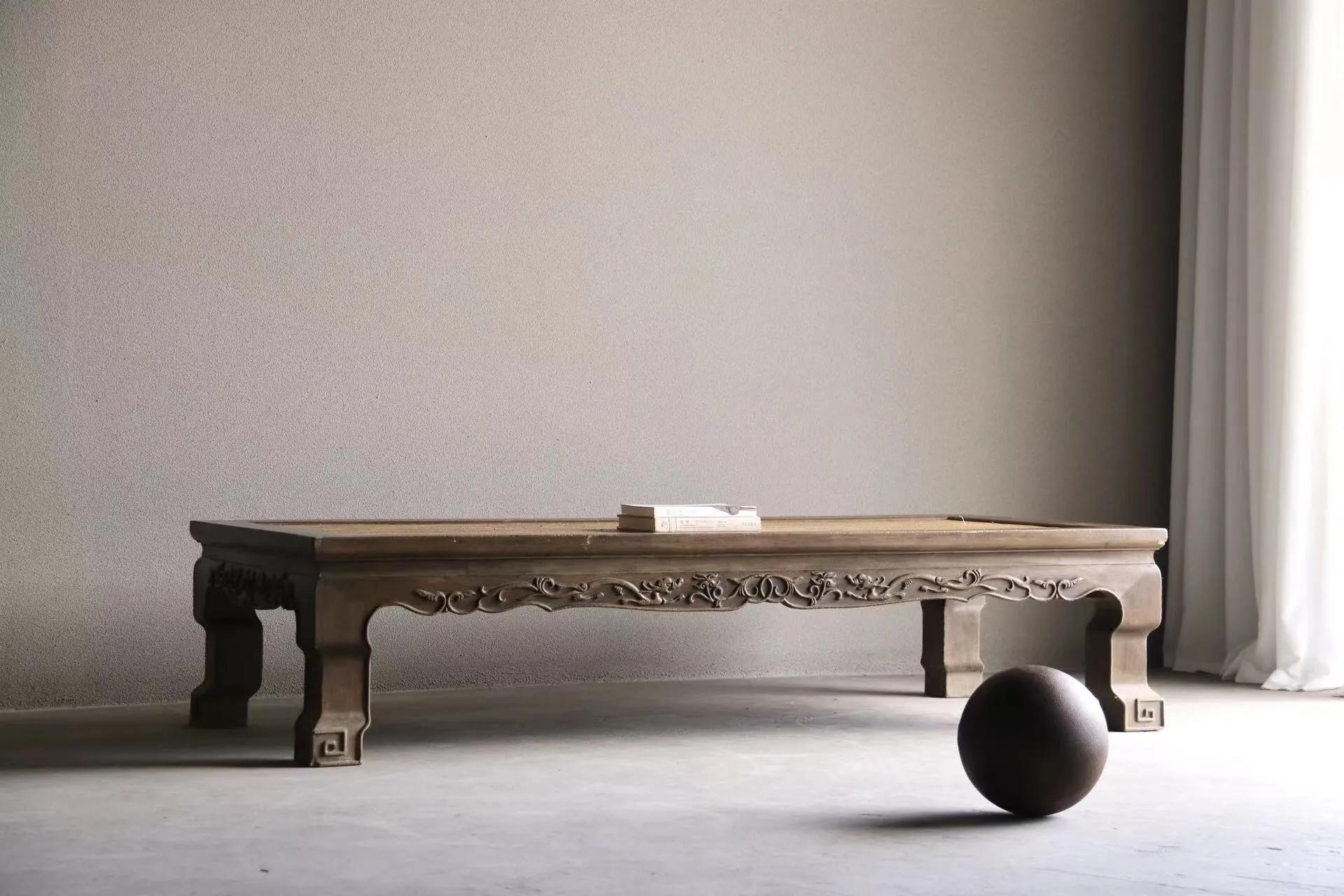 The paper windows of the bamboo house are very clean, and the tea pot ...