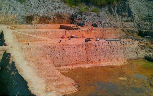 A thousand-year-old tomb exploded in the quarry, with a red phoenix ...