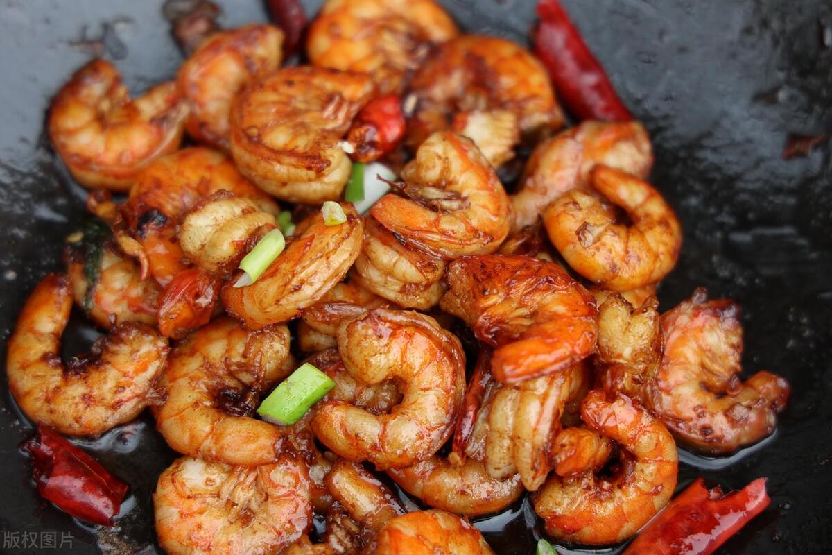 Tender and juicy: Braised prawns in spicy oil, a delicious and crispy ...