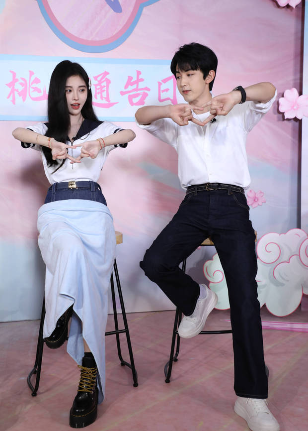 Ju Jingyi and Guo Junchen bring the new drama "Hua Rong" to sweep the ...