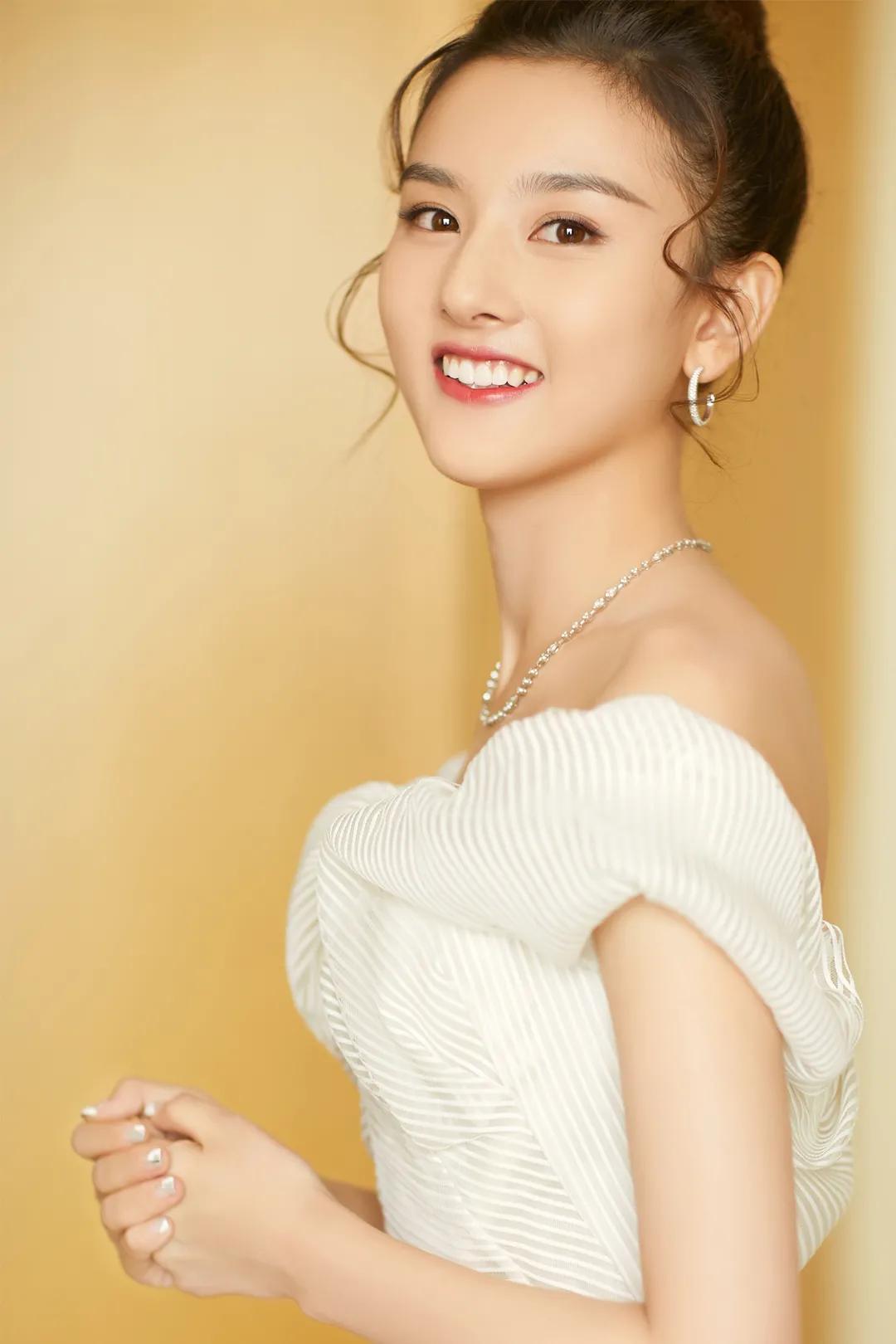 Elegant and generous temperament beauty star Song Zuer photo album - iNEWS
