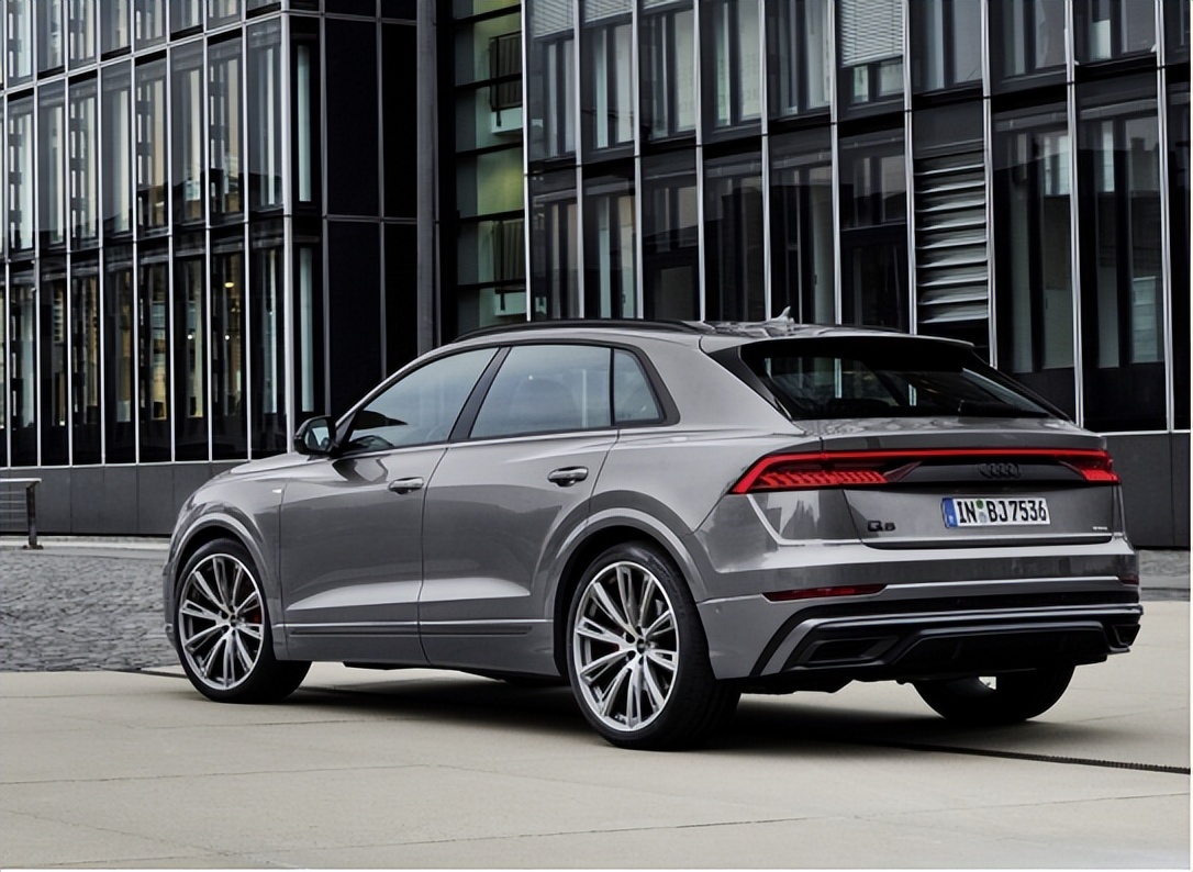 With a wheelbase of nearly 3 meters, the Audi Q8 has a spacious and ...