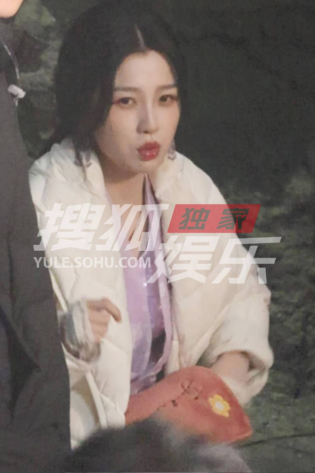 Guo Jingming gave a play to Yu Shuxin on the set and took away the warm ...