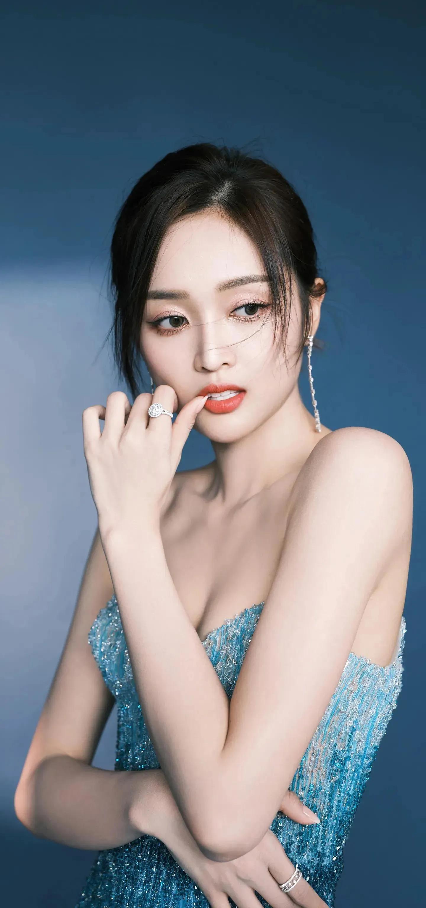 Qiao Xin | Wu Xuanyi | Guan Xiaotong tube top dress - iNEWS