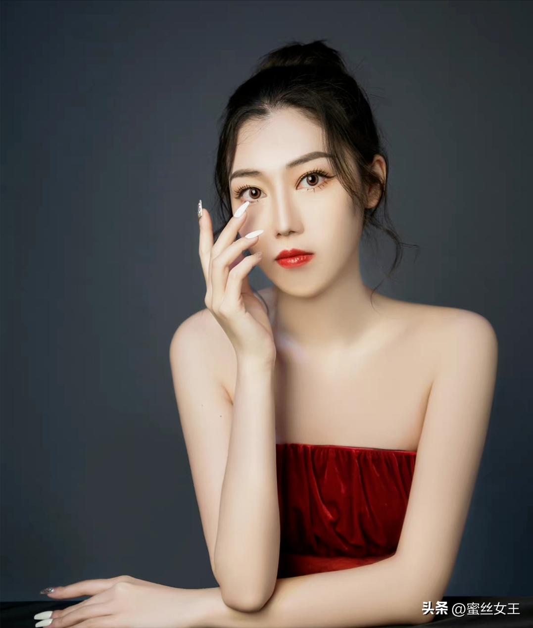 Famous model and triple-crown beauty queen Zhang Jingwen chases romance again - iNEWS