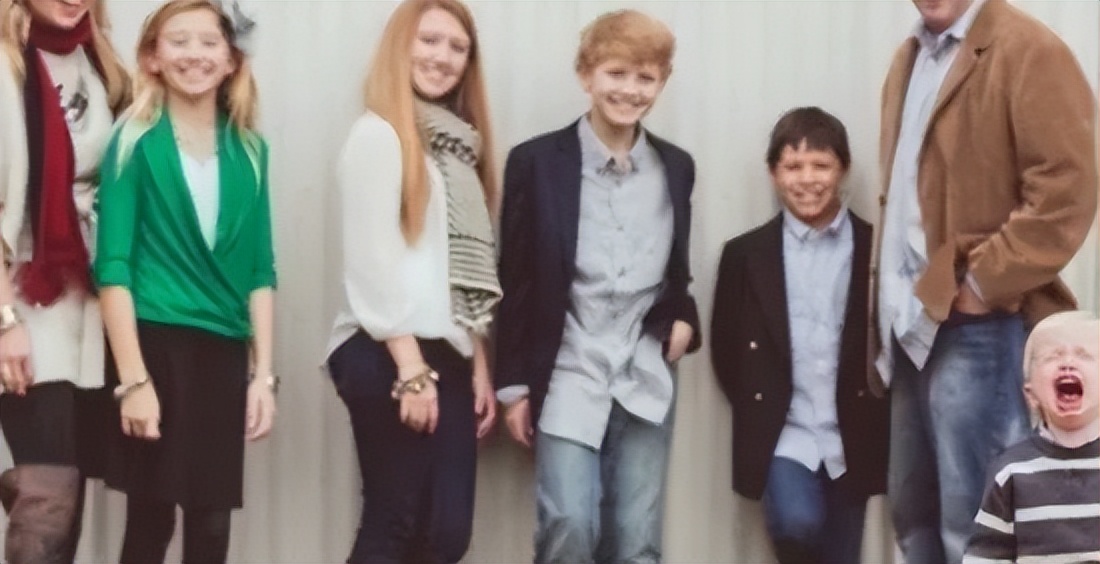 "The most failed family portrait" is on fire, each one has a bright ...