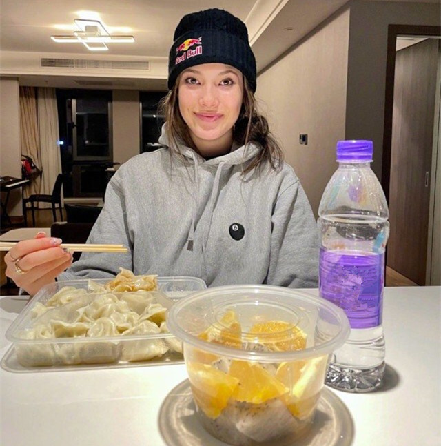 Gu Ailing arrives in Beijing to prepare for the Winter Olympics!Eat 20 ...