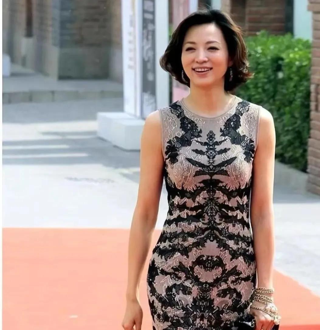 It turns out that Dong Qing has such a good figure, and she doesn't have a trace of fat in a ...