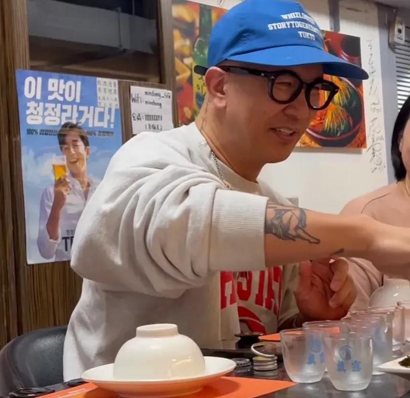 Gu Junye had a dinner with fans, poured wine for fans intimately, and ...