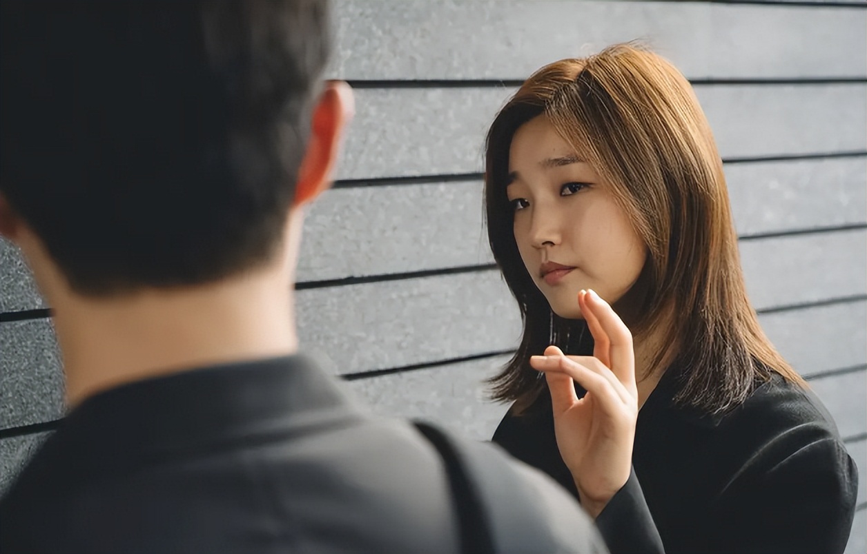 The implied reality, nonlinear narrative and unique perspective of ...