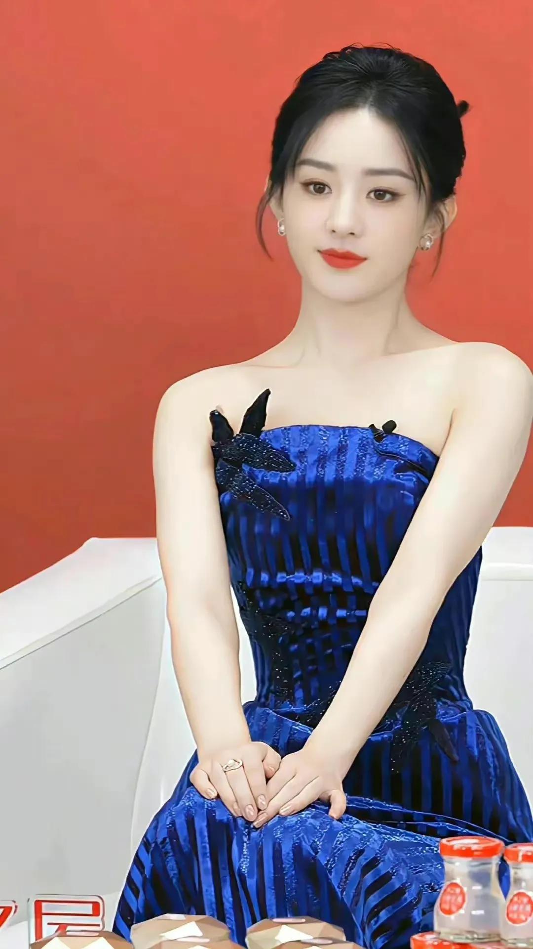 Zhao Liying's blue off-the-shoulder dress is cute and in good condition ...