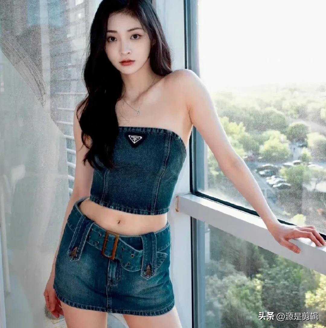 Zhou Jieqiong's denim tube top skirt shows a pretty waist and holds a ...