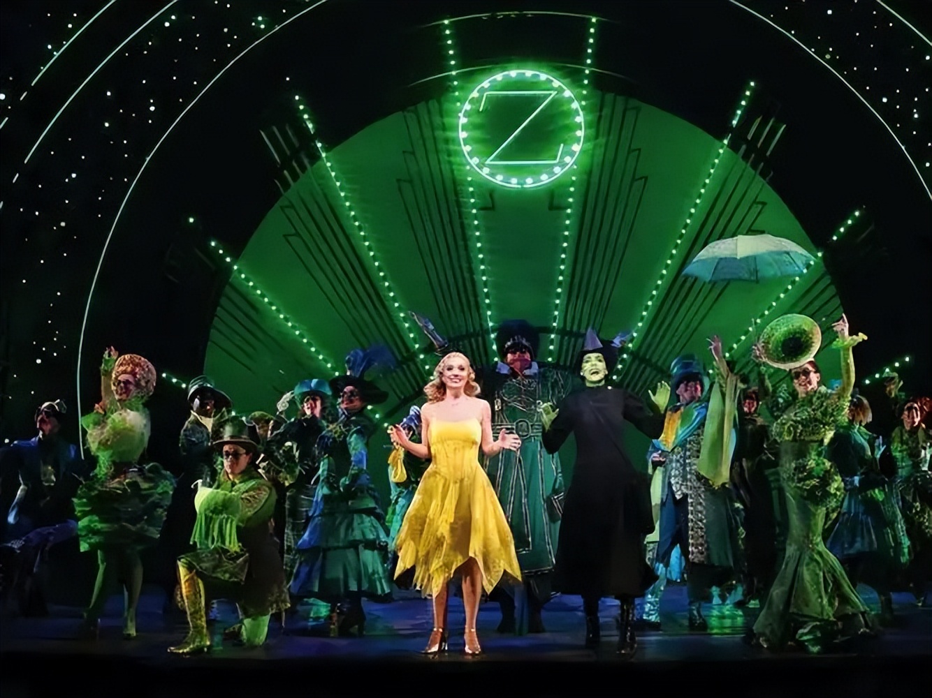 What type of movie is Chicago? How is the storyline expressed? - iNEWS