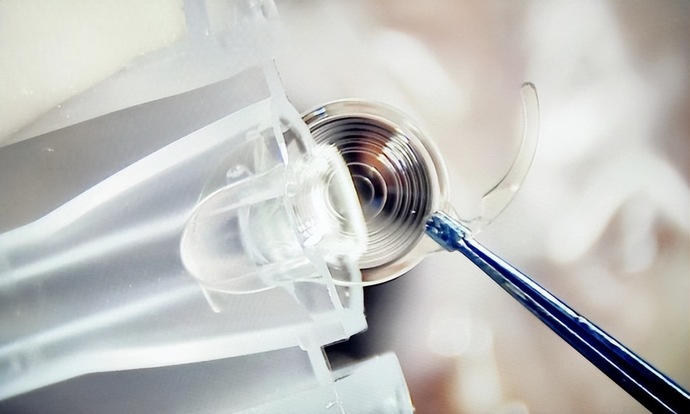 The world's first continuous vision intraocular lens providing 33 cm ...