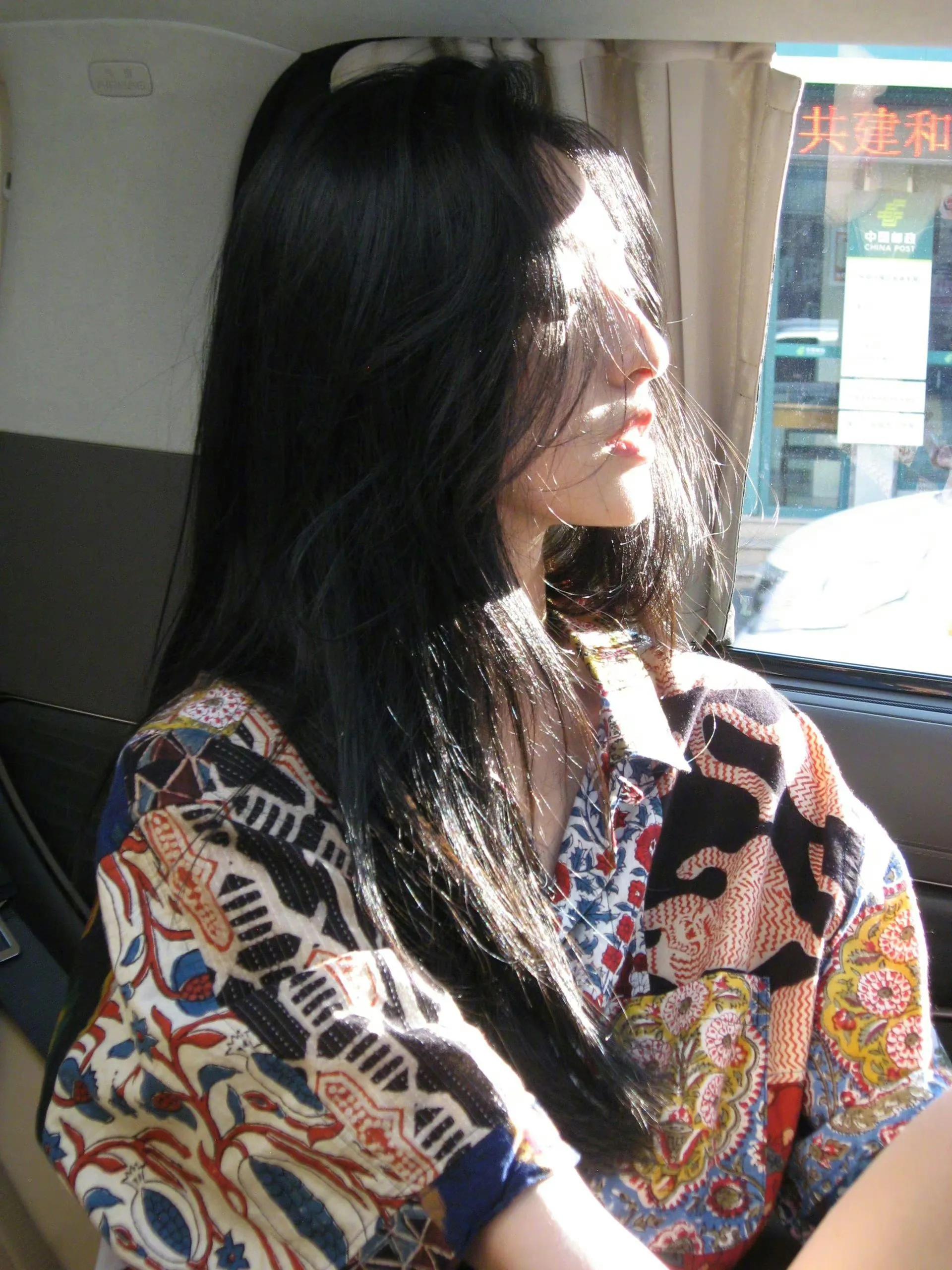 Hu Lianxin has a beautiful atmosphere, a side face favored by the sun ...