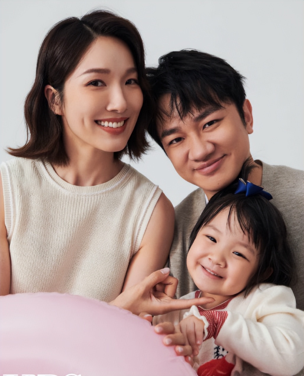Wang Zulan's family of four took the first letter and hugged each other ...