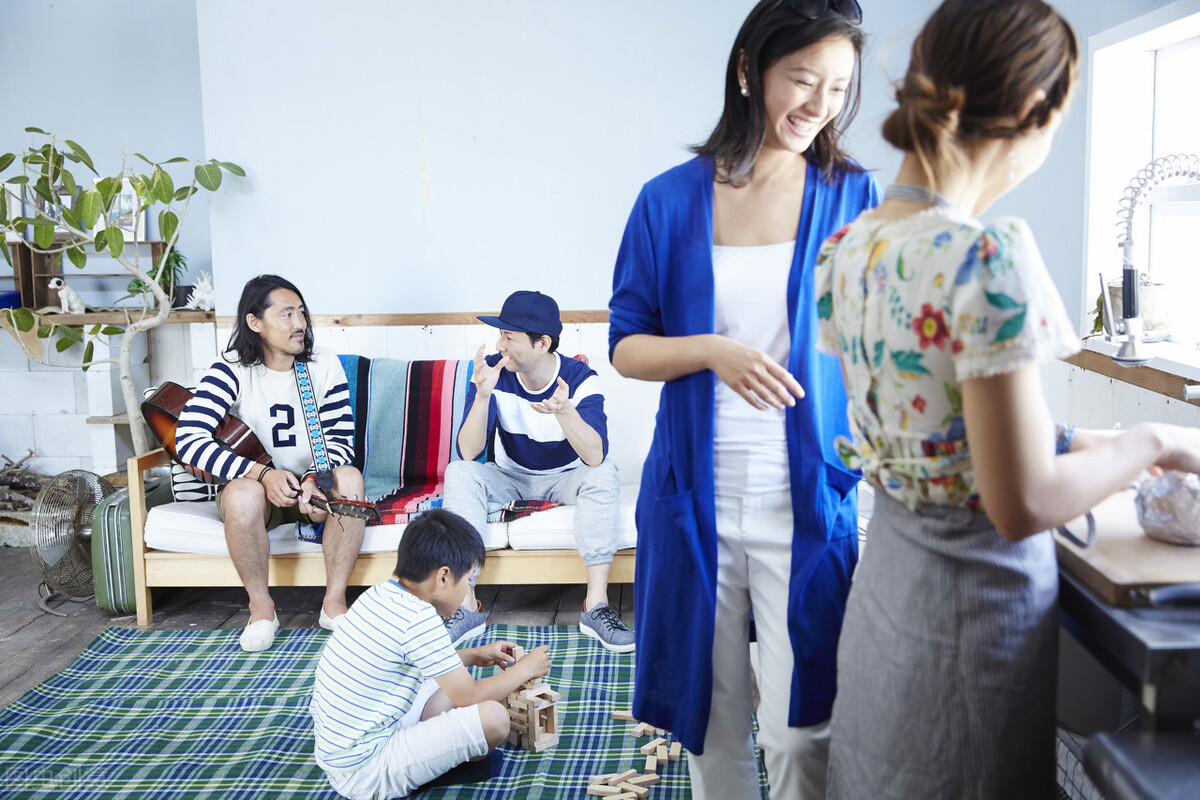 Relatives are guests, but their daughter is dismissed from the table ...