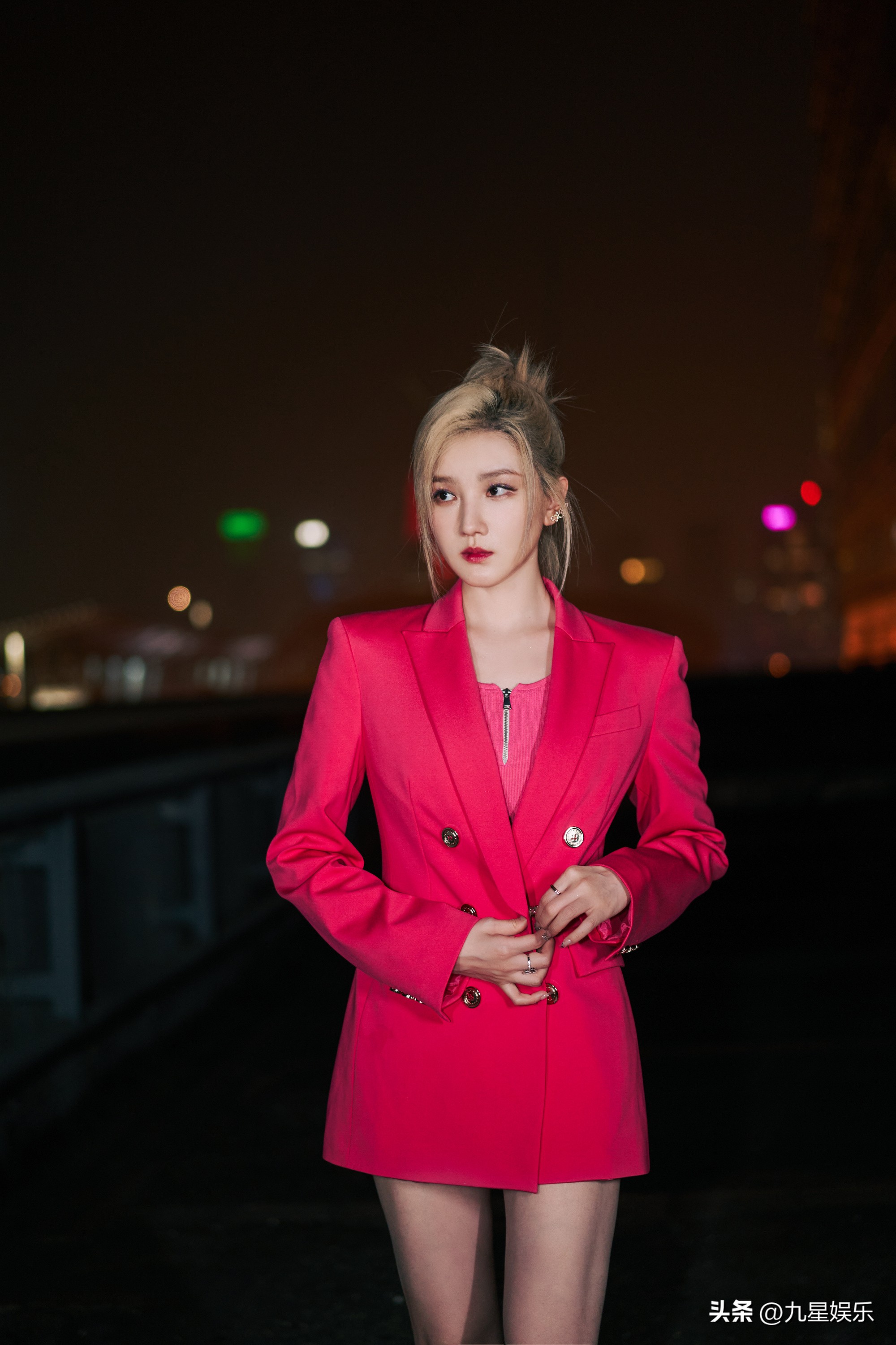 On the stage rendered by the charming night, Chen Xiaojun is ...