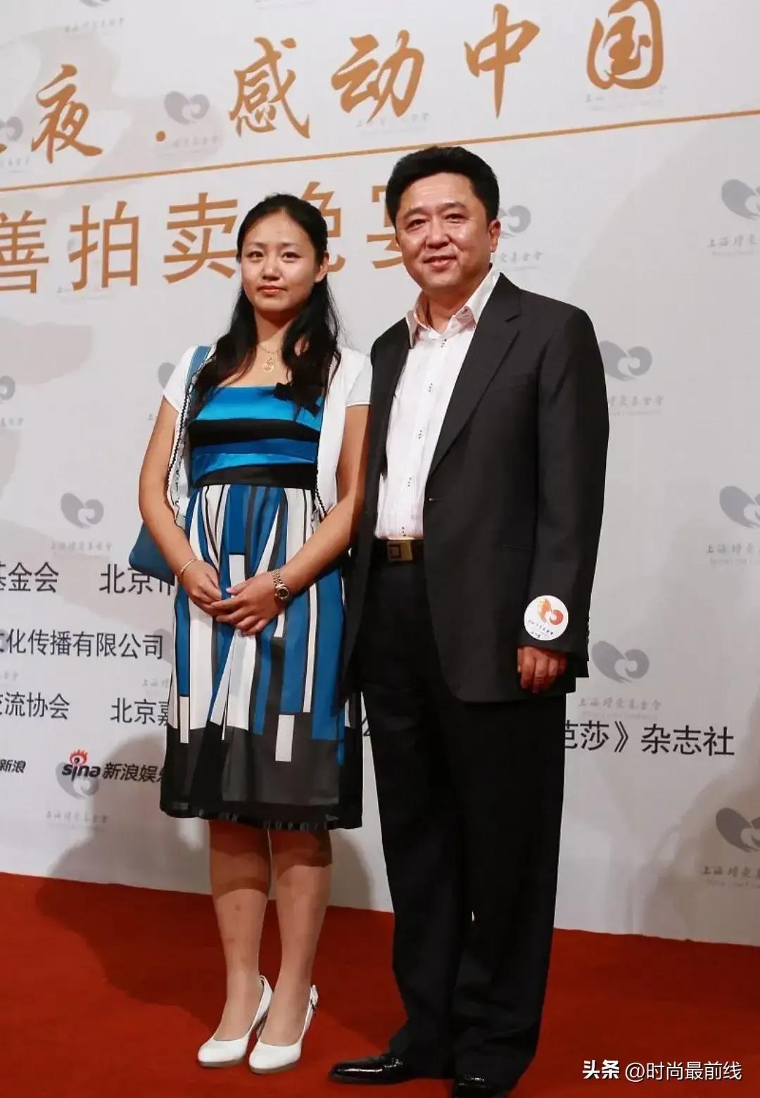 Yu Qian brought his wife on stage, she is really young and beautiful ...