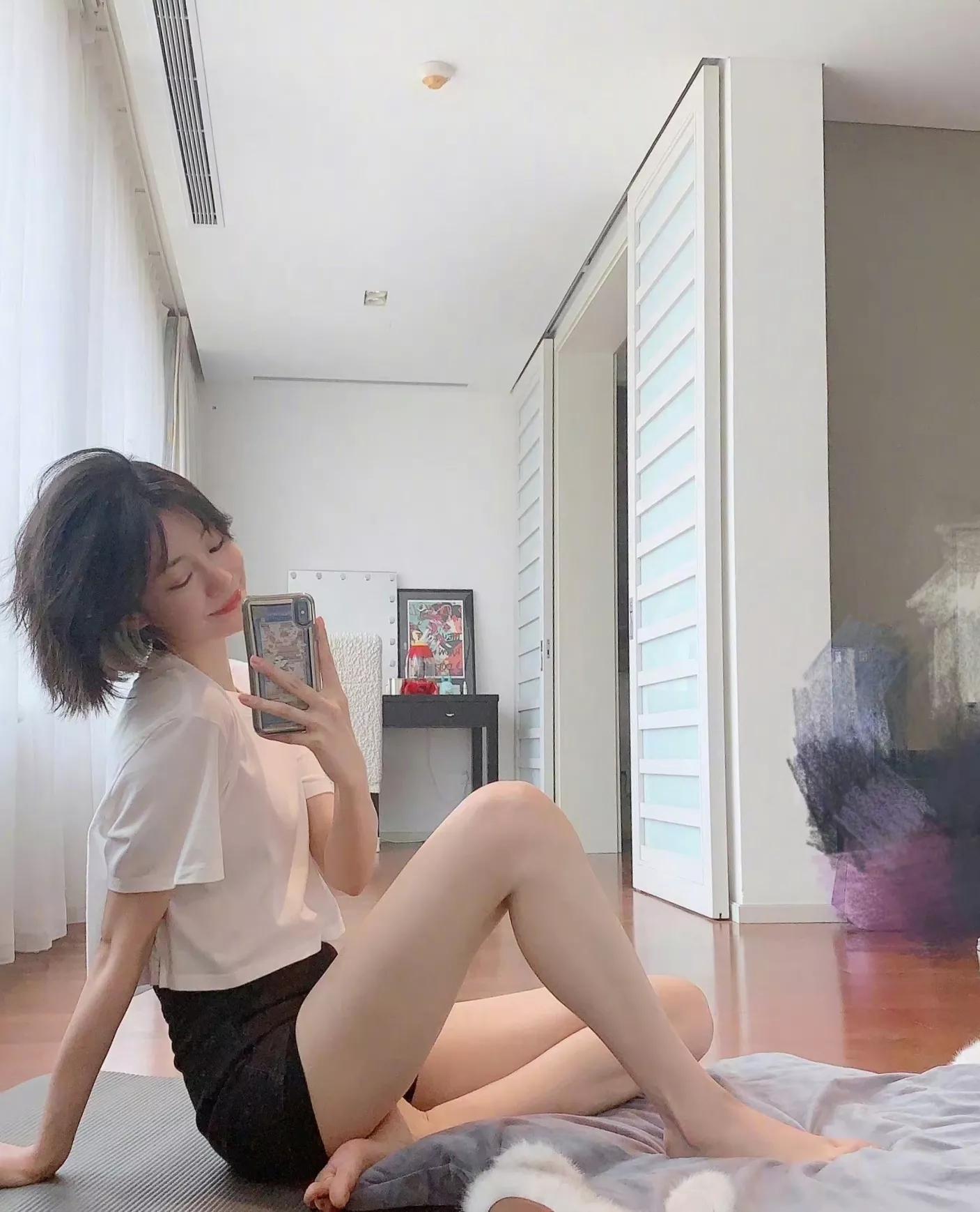 Li Xirui—beautiful legs and jade feet - iNEWS