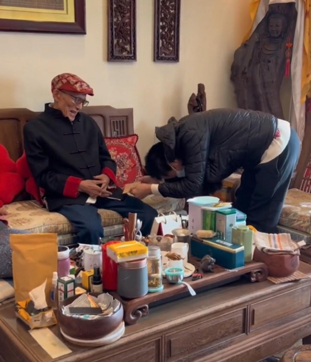 Actor Li Jiaming visited You Benchang and thanked You Benchang for his ...