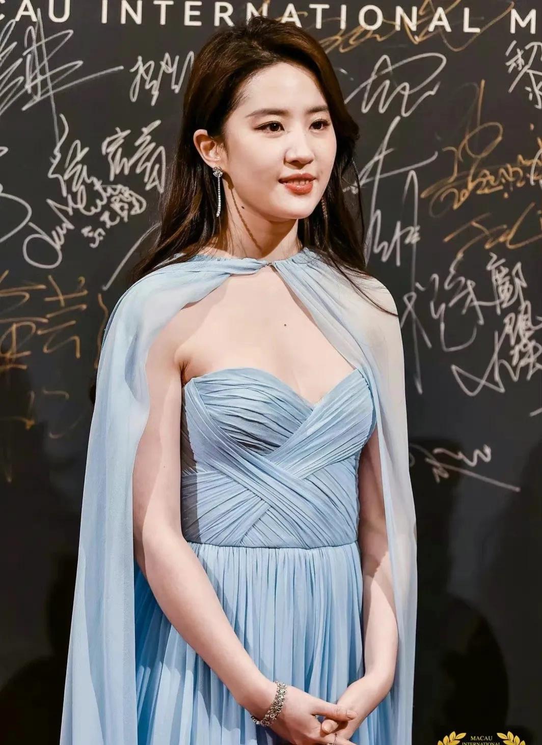 Both Liu Yifei and Zhang Ziyi wear cloaks, one is fat and fairy-like ...