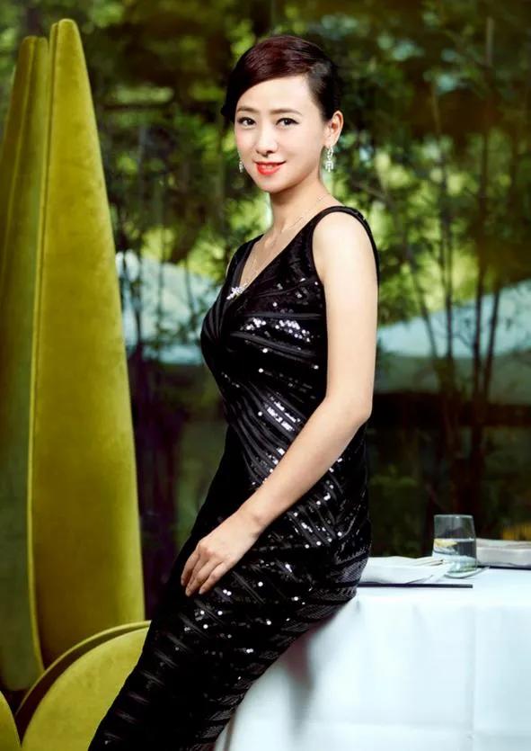 54-year-old Weng Hong wears a backless dress to show off her figure ...