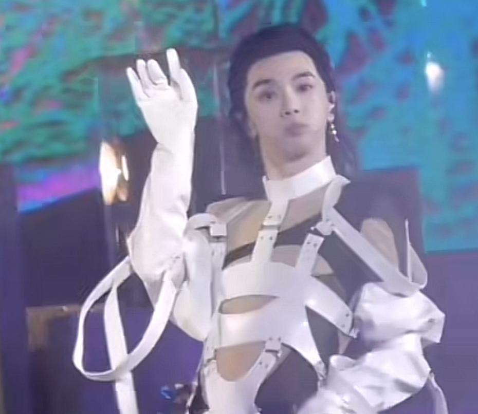 Hua Chenyu's confusing look at the concert, the white belt tied on his head is too weird, is it ...
