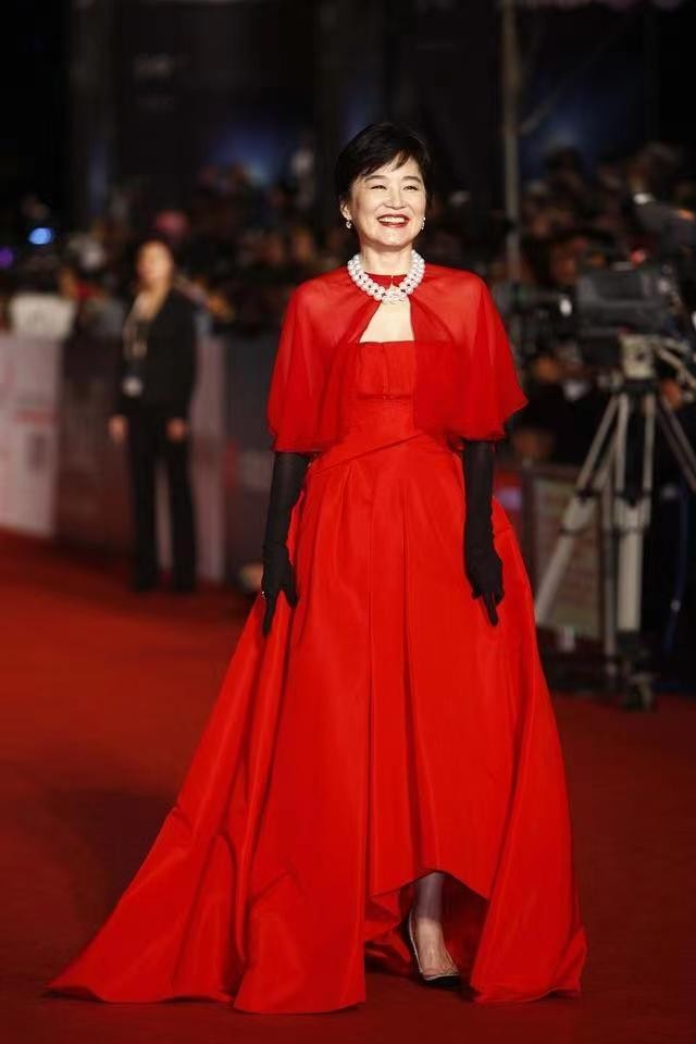 Liu Xiaoqing and Lin Qingxia are in the same frame, one is forced to be ...