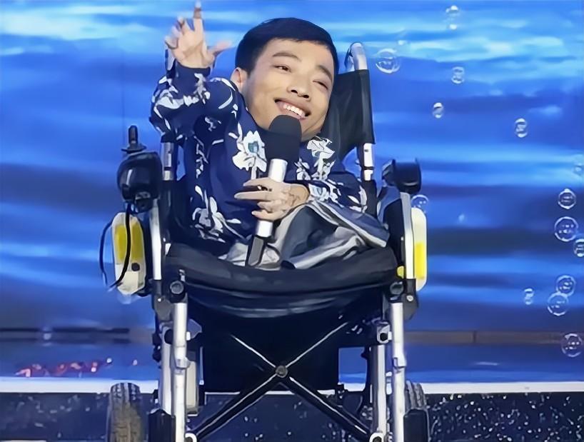 90cm "Mini President": Sitting in a wheelchair at the age of 29, he ...