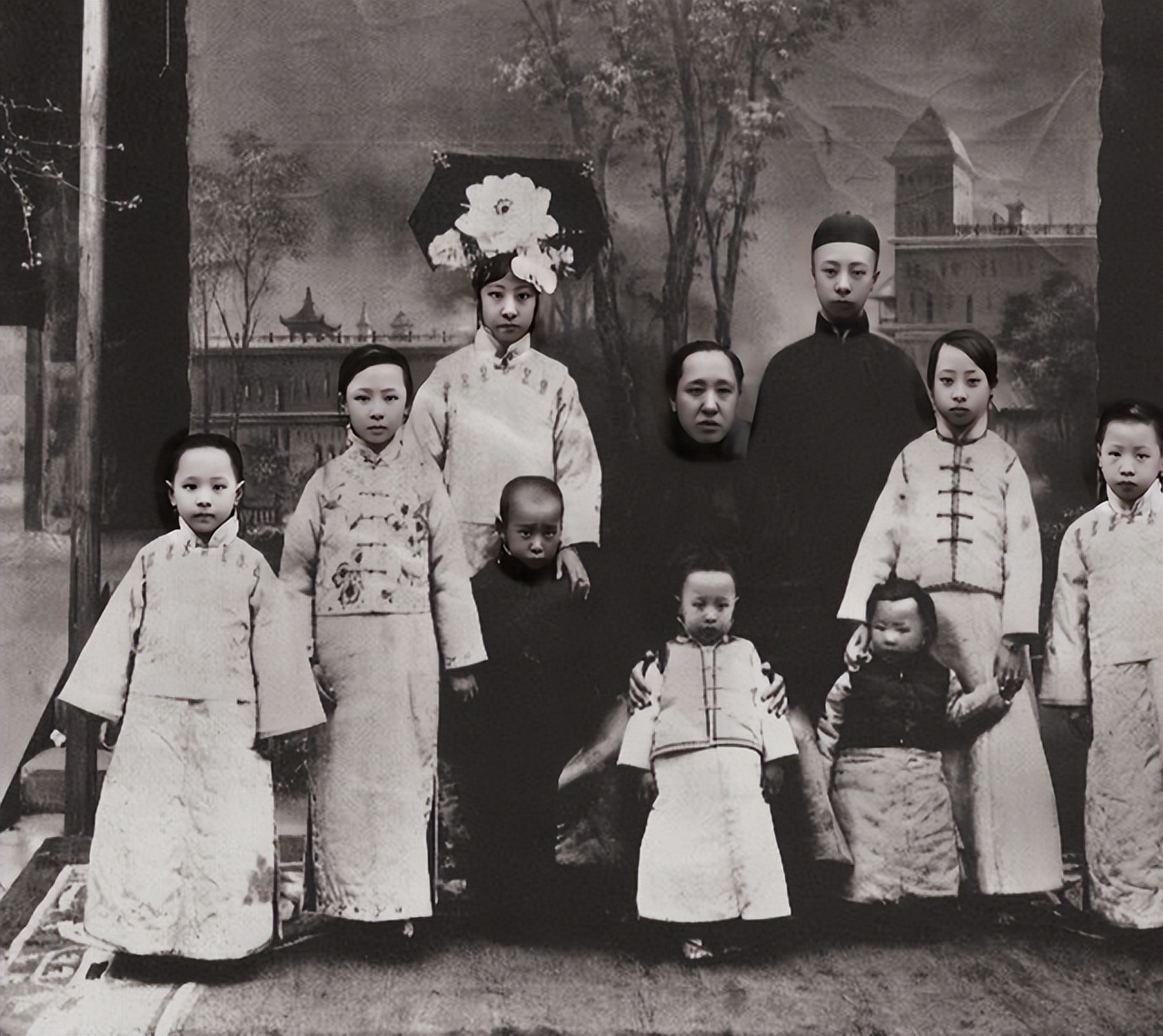 In the late Qing Dynasty: Queen Wanrong and her sister-in-law hold ...