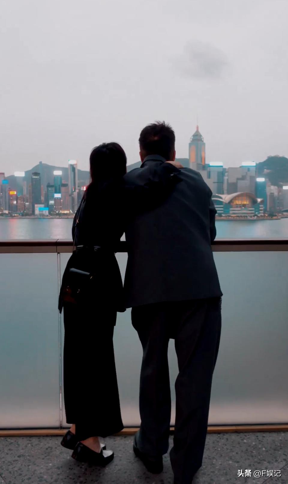 Shan Liwen, Hu Beiwei, hand in hand, shopping sweetly - iMedia