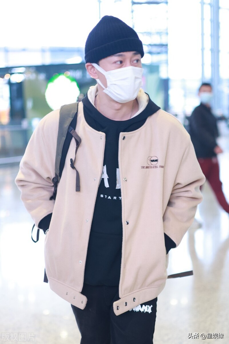 Lin Feng departed from Hongqiao Airport, wearing a casual baseball ...