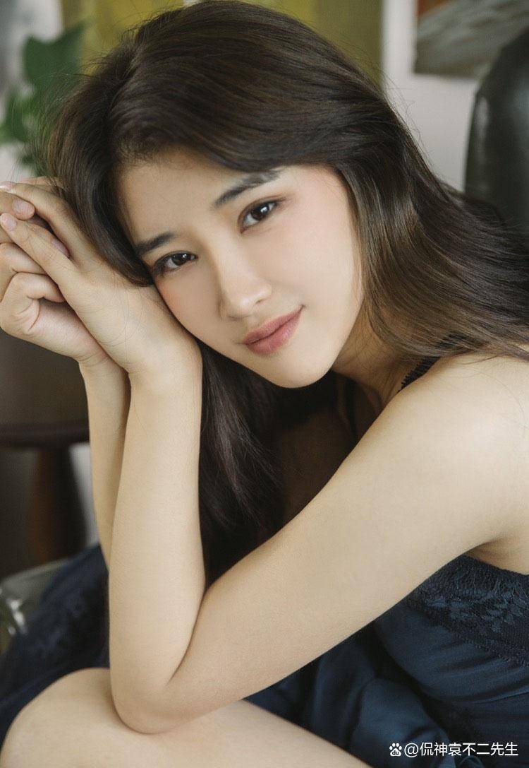 They are a half-way couple in the entertainment industry, but they are very affectionate ...