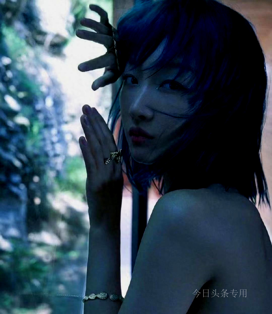 Zhou Dongyu's photo pose caused controversy! He has weird movements and ...