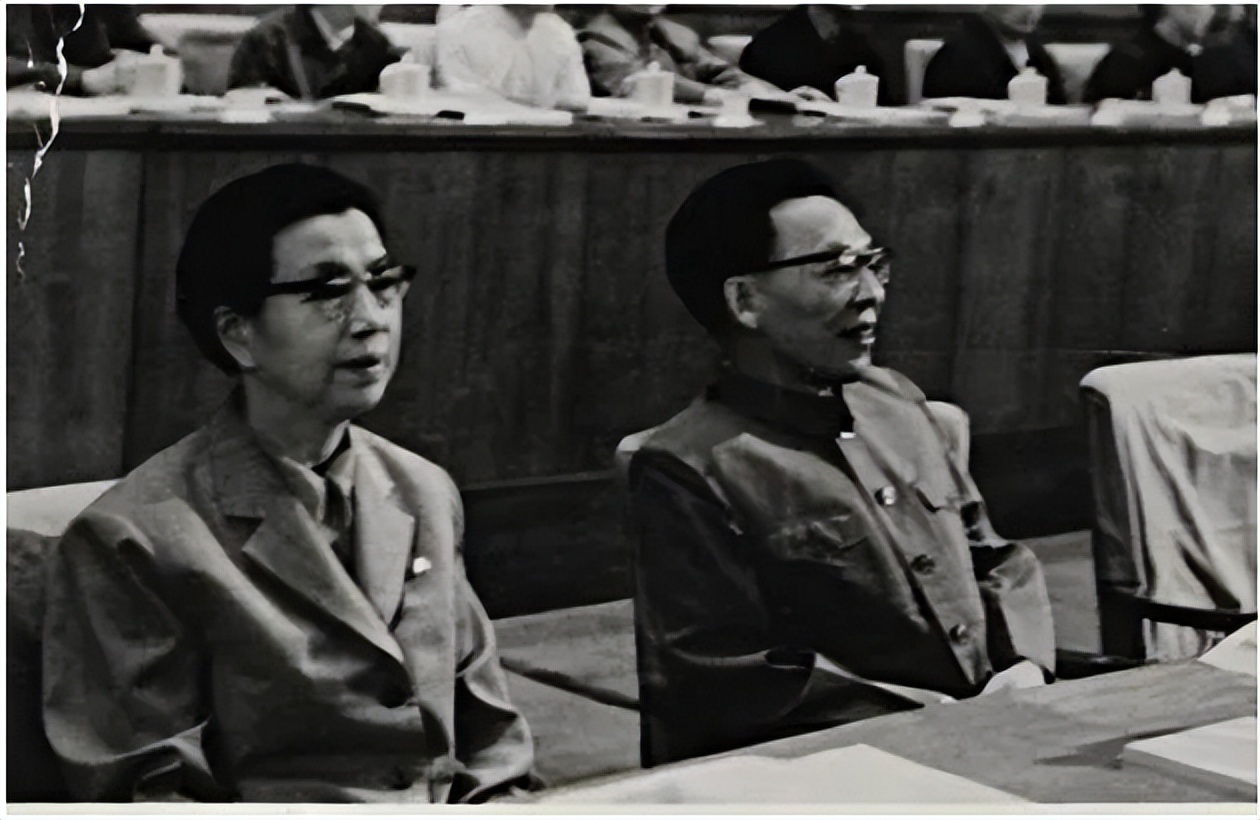 After the Gang of Four was secretly arrested, the news was blocked ...