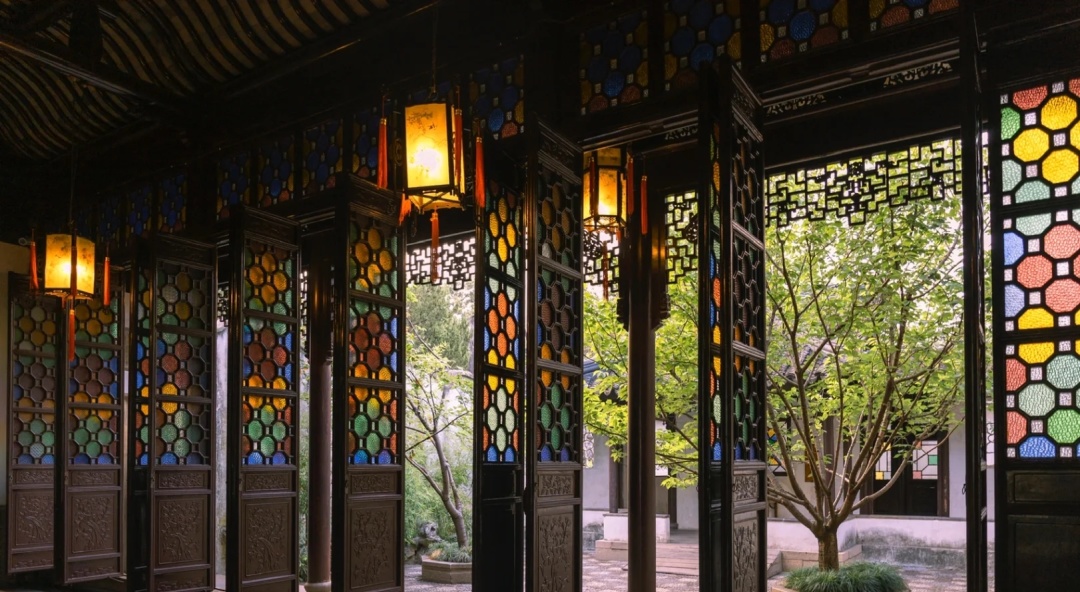 The seemingly simple window lattice, but the whole garden is beautiful ...