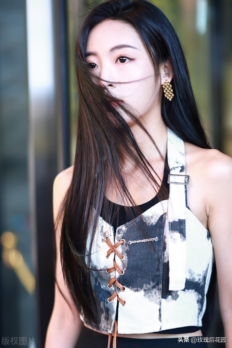 Sun Rui appeared, dressed in fashionable and casual clothes, with ...