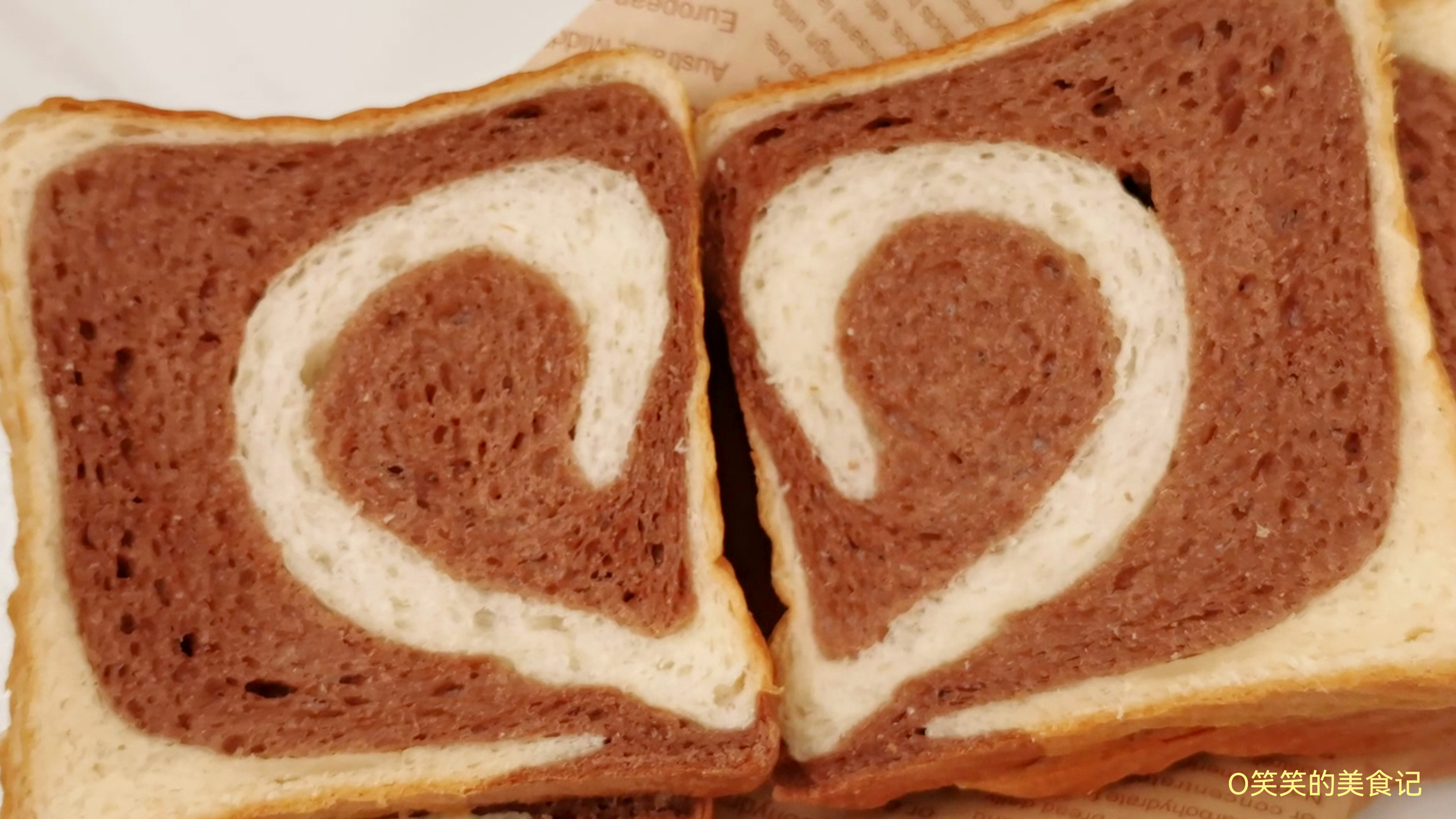 Two-color toast - soft cocoa, two flavors, two in one - iNEWS