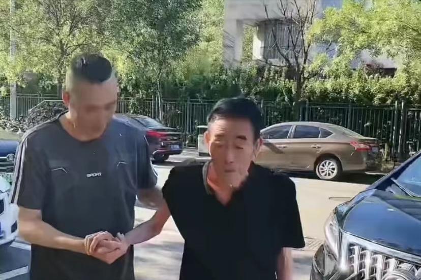 Yang Shaohua went to Sanya for vacation, 90 years old and thin - iNEWS