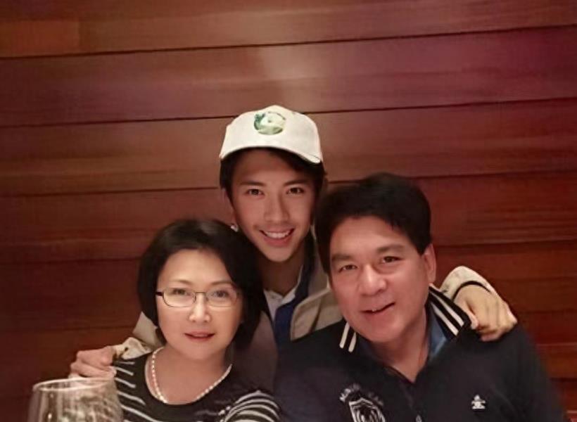 Comparing the looks of 18 pairs of celebrity fathers and sons, Hu Ge ...