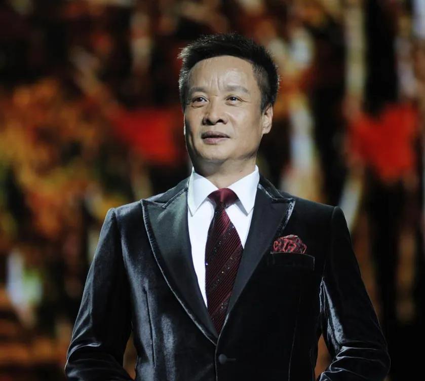 Teacher Yan Weiwen's rehearsal singing has a good temperament, and the ...