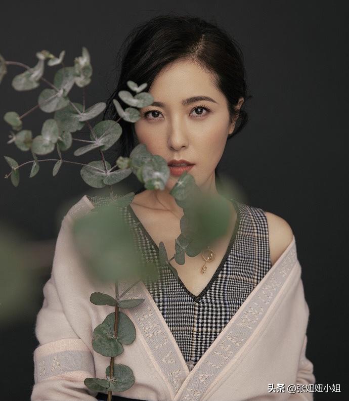 A recent photo of 46-year-old Zeng Li, the school beauty who meets once ...